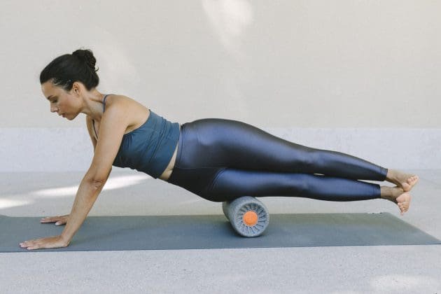 Fitte Faszien mit Amiena Zylla: Die straffende Planke - yogaworld.de