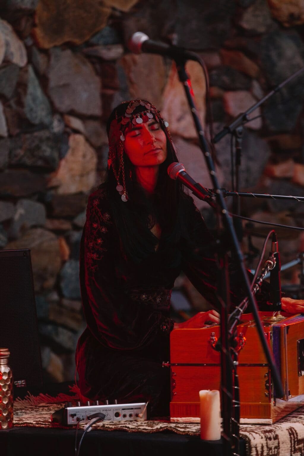 Schwebend und geerdet – Interview mit Simrit Kaur - Yoga World